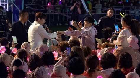 이찬원 속초 실향민축제 현장분위기 직캠 어린 팬 심쿵 다정함에 반해버린 순간💖 Youtube