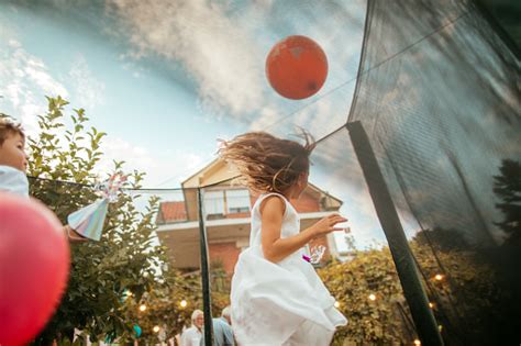 생일 소녀는 트램 폴 린에 점프 생일에 대한 스톡 사진 및 기타 이미지 생일 아이 6 7 살 Istock