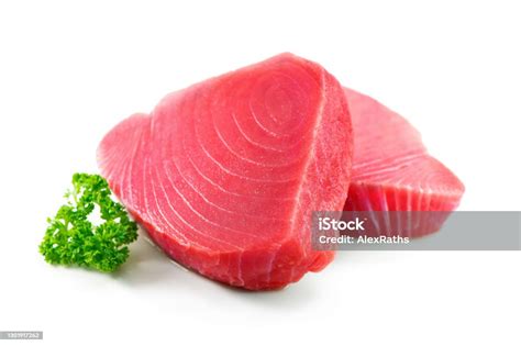 흰색 배경에 고립 된 파슬리로 장식 된 신선한 참치 생선 필레 스테이크 참치 해산물에 대한 스톡 사진 및 기타 이미지 참치 해산물 참치 스테이크 흰색 배경 Istock
