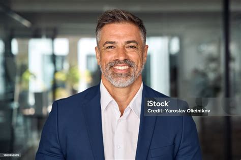 인도인이나 라틴계의 자신감 넘치는 성숙한 중년 지도자 사무실 배경에 정장을 입은 Ceo 남성 사업가의 초상화를 클로즈업한 얼굴 사진 잘 생긴 히스패닉계 고위 사업가가