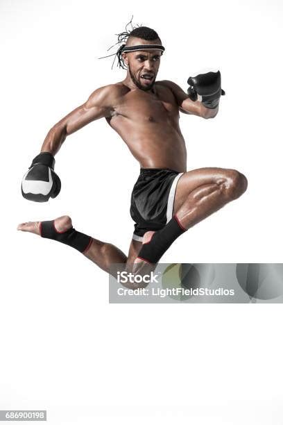 흰색에 고립 무에타이 전투기 훈련의 측면보기 싸움 클럽 개념 건강한 생활방식에 대한 스톡 사진 및 기타 이미지 건강한 생활방식 격투기 권투 글러브 Istock