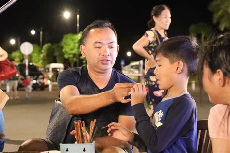 កូនប្រសារអ្នកឧកញ៉ា សុខ គង់ ប្រើជីវិតសាមញ្ញនាំប្រពន្ធកូនញាំអាហារតាមចិញ្ចើមផ្លូវ