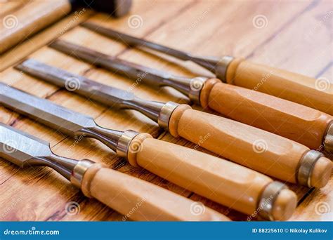 Grupo Do Profissional De Ferramentas Para O Carpinteiro Em Um Fundo De Madeira Foto De Stock