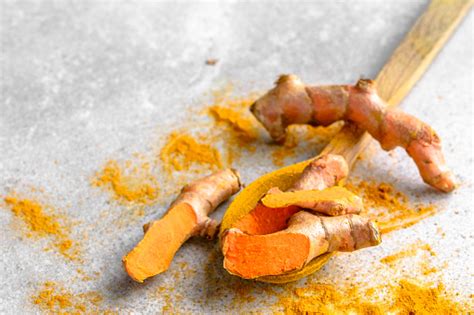 신선한 뿌리와 심 황 분말 인도 향신료 채식 요리에 대 한 건강 한 조미료 성분 0명에 대한 스톡 사진 및 기타 이미지 0명 가루로 빻은 강황 Istock