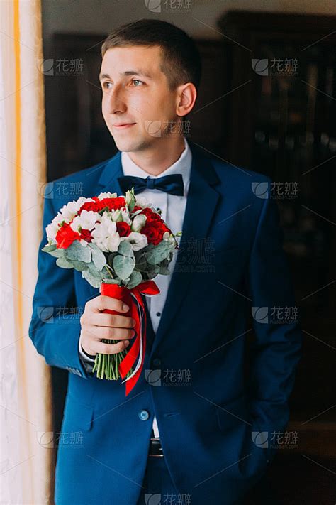 优雅的新郎身穿蓝色西装，打着领结