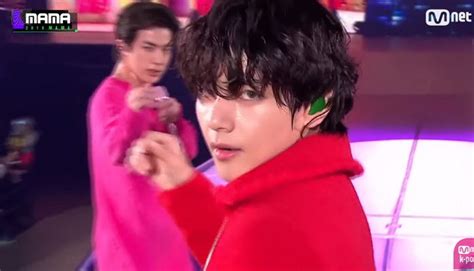 Mama서 ‘빨간 코트 걸치고 영화 한 편 찍어버린 방탄 뷔 미모 클래스 인사이트