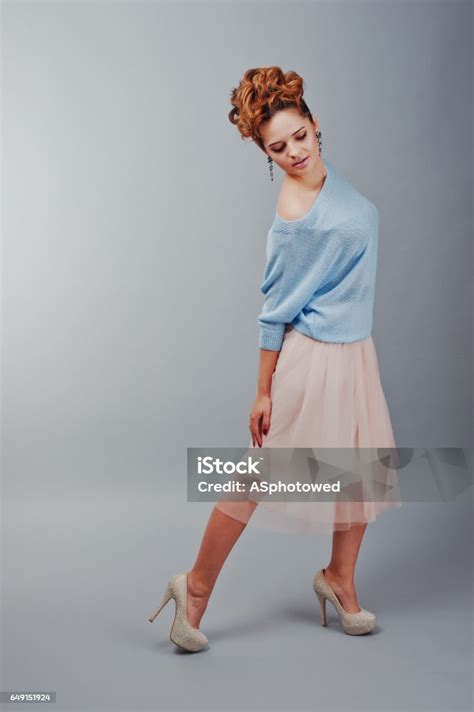 파란 블라우스와 분홍색 치마에 젊은 빨간 머리 곱슬 여자의 전체 길이 스튜디오 초상화 건강한 생활방식에 대한 스톡 사진 및 기타 이미지 건강한 생활방식 곱슬 머리