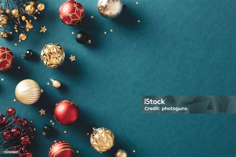 메리 크리스마스 인사말 카드 템플릿 와 빨간색과 황금색 크리스마스 공 와 장식 와 진한 청록색 배경 빈티지 복고풍 스타일 0명에 대한 스톡 사진 및 기타 이미지 Istock