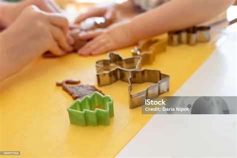 선택적 초점 다양한 크리스마스 쿠키 커터와 진저 브레드 쿠키를 만드는 아이들 진저 브레드 반죽 가족 크리스마스 순간 가정 주방에 대한 스톡 사진 및 기타 이미지 Istock