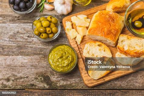 치아바타 올리브 허브 향신료 마늘 페스토 파마산 치즈 치아바타 빵이 담긴 그릇에 담긴 올리브 오일 기치 건강한 음식 개념입니다 진미 지중해식 주방 복사 공간 건강한 생활