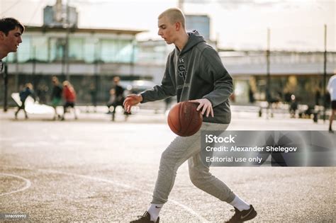거리에서 스트리트 볼을 연주하는 사람들 농구와 스포츠 사진 도시 생활 개념 게임을 위해 공을 사용하는 사람 거리에 대한 스톡 사진 및 기타 이미지 Istock