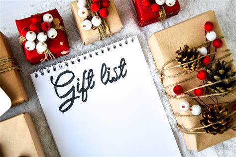 기프트 리스트 텍스트 제로 백 눈 배경에 장식선물과 함께 크리스마스 텍스트를 낭비 하는 노트북 공간을 복사합니다 친환경 기프트