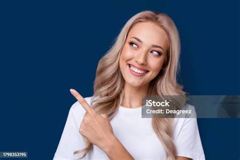 짙은 파란색 배경에 고립 된 빈 공간을 제시하는 흰색 세련된 옷을 입은 멋진 소녀의 사진 20 24세에 대한 스톡 사진 및 기타 이미지 20 24세 T 셔츠 가리키기