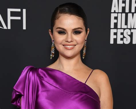 Selena Gomez In Bathing Suit Is A Bestie — Celebwell
