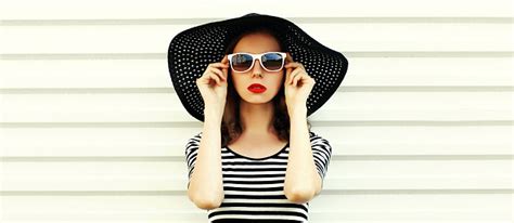 검은 둥근 여름 모자를 쓴 아름다운 젊은 여성 모델의 초상화 흰색 배경에 줄무늬 드레스 20 29세에 대한 스톡 사진 및 기타 이미지 20 29세 25 29세 개인