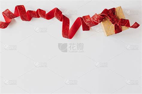 白底红丝带礼盒