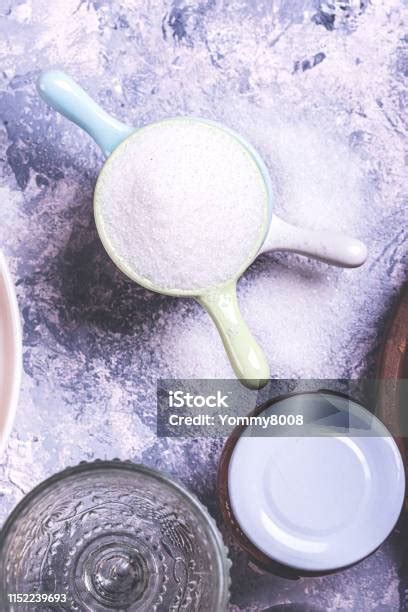 흰색 설탕의 전체 스택 작은 컵 회색 빈티지 보드에 평면도와 수직 사진 닫힌 항아리에 장식품과 마멀레이드와 유리는 컬러 컵 옆에 있습니다 0명에 대한 스톡 사진 및 기타