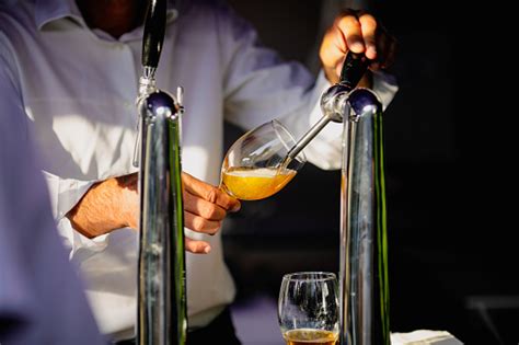 디스펜서에서 잔에 크래프트 맥주를 붓는 남자와 필드의 얕은 깊이 이미지 맥주 배출구에 대한 스톡 사진 및 기타 이미지 맥주 배출구 선술집 밀 맥주 Istock