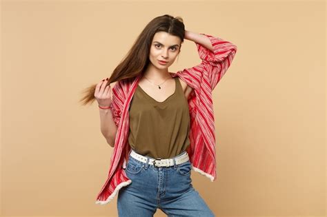 Imágenes De Mujer Modelando Ropa Descarga Gratuita En Freepik