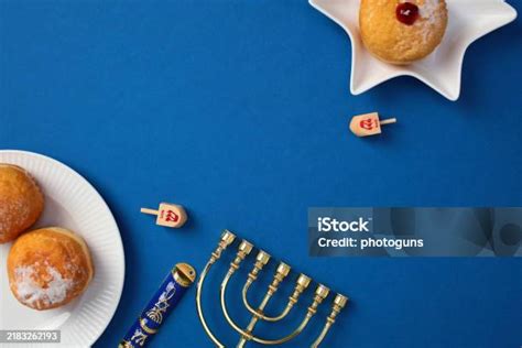 유대인 휴일 하누카 개념 평면은 전통적인 젤리 도넛 황금 Menorah Mezuzah 및 Dreidels를 파란색 배경에 놓았습니다 0명에 대한 스톡 사진 및 기타 이미지