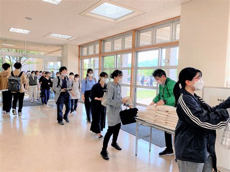 本学在学生のご家族より寄贈いただいたお米を配付しました 公立鳥取環境大学