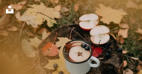 커피 한 잔과 나뭇잎에 촛불 몇 개 사진 Unsplash의 무료 가을 이미지