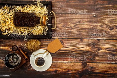 나무 테이블 배경에 검은 커피와 커피 곡물 화이트 컵 위에서 보기 텍스트를 배치 합니다 0명에 대한 스톡 사진 및 기타 이미지 Istock