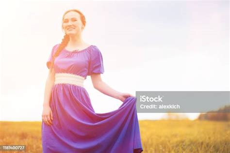 자연에 드레스에 젊은 아름다운 소녀입니다 모자를 쓴 소녀가 공원에서 걷고 있다 도시 밖에서 바구니를 들고 피크닉을 하는 청녀 가냘픈에 대한 스톡 사진 및 기타 이미지