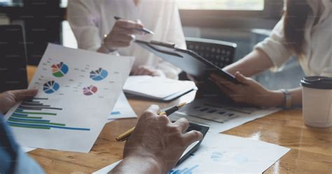 금융 세금 회계 통계 및 분석 연구 개념을 계산하기 위해 계산기와 노트북을 사용하여 사업가와 파트너를 닫습니다 사진 Unsplash의 태국 이미지