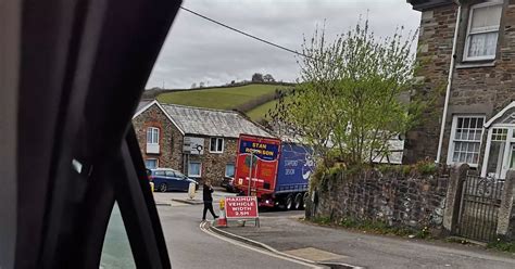 Lorry Stuck In One Way Cornish Street Sends Locals In Spin Cornwall Live