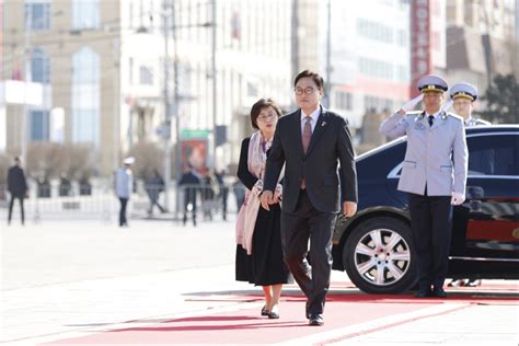 Бүгд Найрамдах Солонгос Улсын Үндэсний Ассамблейн дарга Ү Вон Шиг ийг Д Сүхбаатарын талбайд