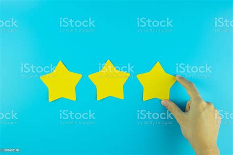 파란색 배경에 3 성급 노란색 종이 메모를 들고 있는 고객 고객 리뷰 피드백 평가 순위 및 서비스 개념 0명에 대한 스톡 사진 및 기타 이미지 Istock