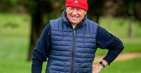 파란색 조끼와 빨간 모자를 쓴 남자가 골프 클럽을 들고 있다 · 무료 스톡 사진