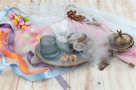 전통 터키 커피와 터키식 즐거움 사탕과 커피 원두를 나무 테이블에 올려놓습니다 터키 커피 스페셜 데이 컨셉 Eid Ul Fitr에 대한 스톡 사진 및 기타 이미지 Istock