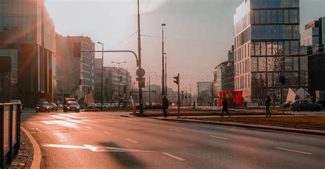 집 밖의 가로등 건물 건축 경제 고층 건물 공공 장소 교통 금융 중심지 낮 도로 도시 거리 도시 경관 도시 계획 도시 디자인 도시 장면 도시의