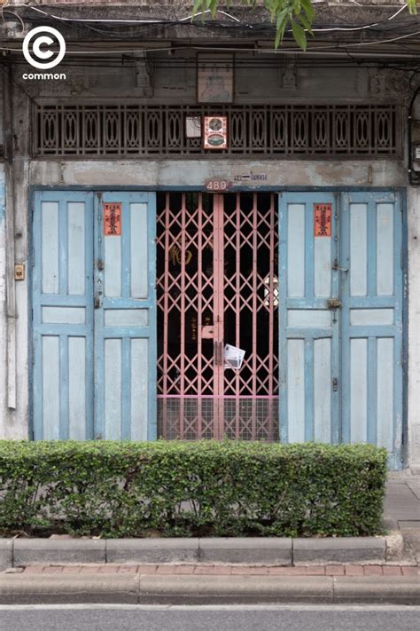 ประตูบานเฟี้ยม เสน่ห์ประตูเก่าที่อยู่คู่ชุมชนชาวจีน