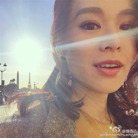 人妻胡杏儿露甜笑 妆容精致女人味十足手机新浪网