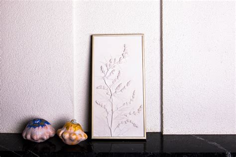 벽 예술과 흰색 금 호박식물성 베이스 릴리프 야생화가 있는 세련된 거실 인테리어 3d 꽃 석고와 할로윈 장식 객실의 현대적이고 고급스러움있는 인테리어 0명에 대한 스톡 사진