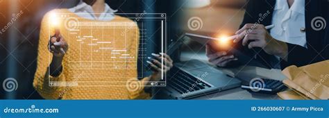 Analist Werkt Samen Met Computer In Business Analytics En Data