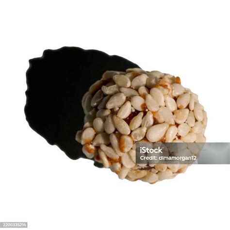 전체 너트의 플랫 레이 패턴 다채로운 이미지 음식 또는 벽지 평면도에 대한 개념으로 이음매 없는 단단한 배경에 고립되어 배치됩니다 0명에 대한 스톡 사진 및 기타 이미지