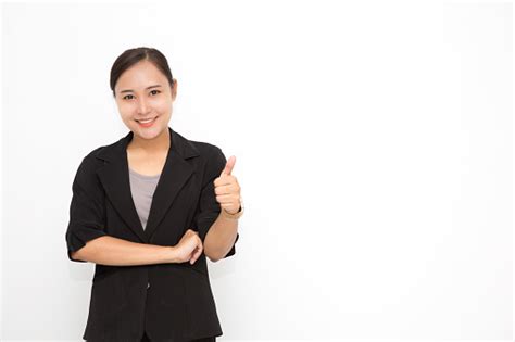 검은 양복을 입은 아름다운 아시아 사업가 가 흰색 배경과 복사 공간에 무언가를 제시 엄지 손가락 자신감 아시아 일하는 여자 미소와 쾌활한 25 29세에 대한 스톡 사진 및