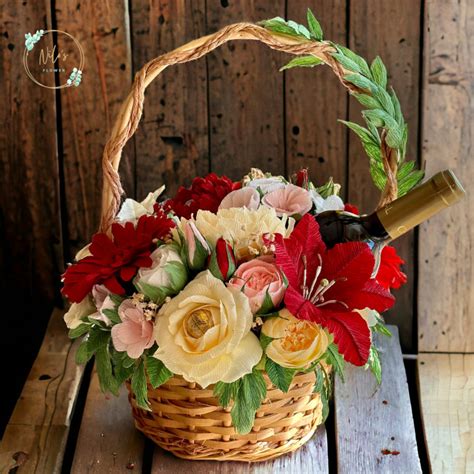 Кошница с цветя от креп хартия бонбони и вино Handmasters Bg