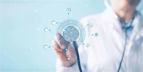 현대 가상 화면 인터페이스를 개념으로 사용하는 의학 의사 손 의학 의사와 청진기가 손에 들고 아이콘 의료 네트워크 연결을 의료 기술 네트워크 개념으로 연결합니다 가상현실에