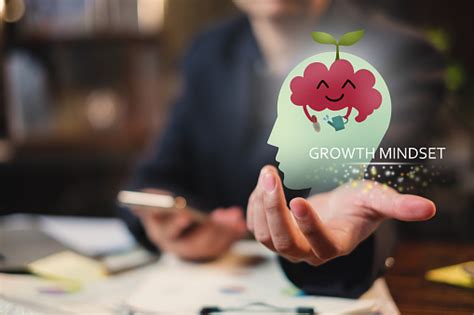 성장 마인드셋 전략과 소프트 스킬 개발 동기 부여 또는 개선의 개념 인사 성취 목표 및 도전 긍정적 인 기술 솔루션 리더십 소프트 스킬 성장하는 마인드셋 0명에 대한 스톡