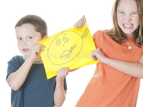 Het Jonge Meisje En Jongens Vechten Over Tekening Stock Foto Image Of Vijand Ouder