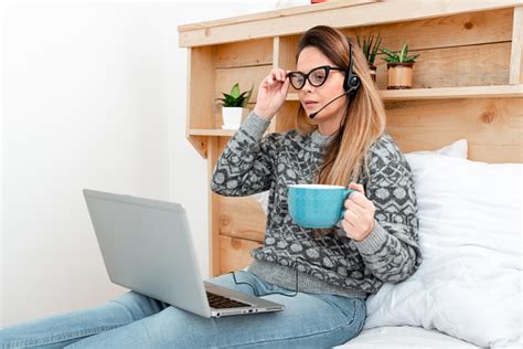 온라인 에서 새로운 것을 배우고 캐주얼 한 인터넷 서핑 브라우징 블로그 콘텐츠 만들기 영화 보고 창의적인 글쓰기 아이디어 신선한