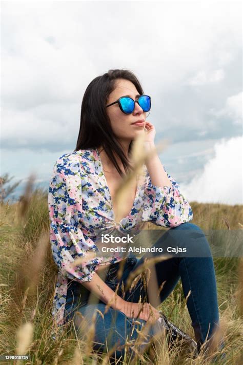 긴 직선 머리를 가진 라틴어 젊은 여자 유행 선글라스 캐주얼 화려한 탑 초원 풍경 배경 착용 30 34세에 대한 스톡 사진 및 기타 이미지 Istock