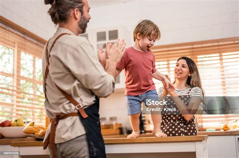 백인 가족은 집에서 실내에서 함께 여가 시간을 보내고 있다 행복한 가족 활동 부모와 함께 노는 어린 소년 아이들 거실에서 엄마와 아빠와 함께 휴일 주말을 즐깁니다 2 3