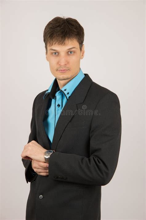 Сексуальный стильный молодой парень в джинсах голубой рубашке и черной