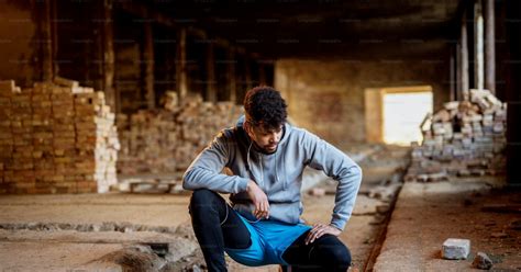 버려진 장소 안에 이어폰을 끼고 집중된 동기를 부여받은 아프리카계 미국인 젊은 잘생긴 스포티한 남자의 초상화 성공적인 젊은 활동적인 남자 초상화 사진 Unsplash